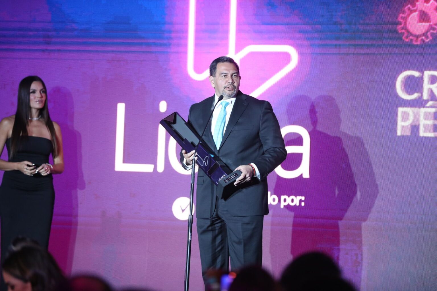 Reconocen a Presidente Cruz Pérez Cuéllar con Premio Lidera 2025 ...