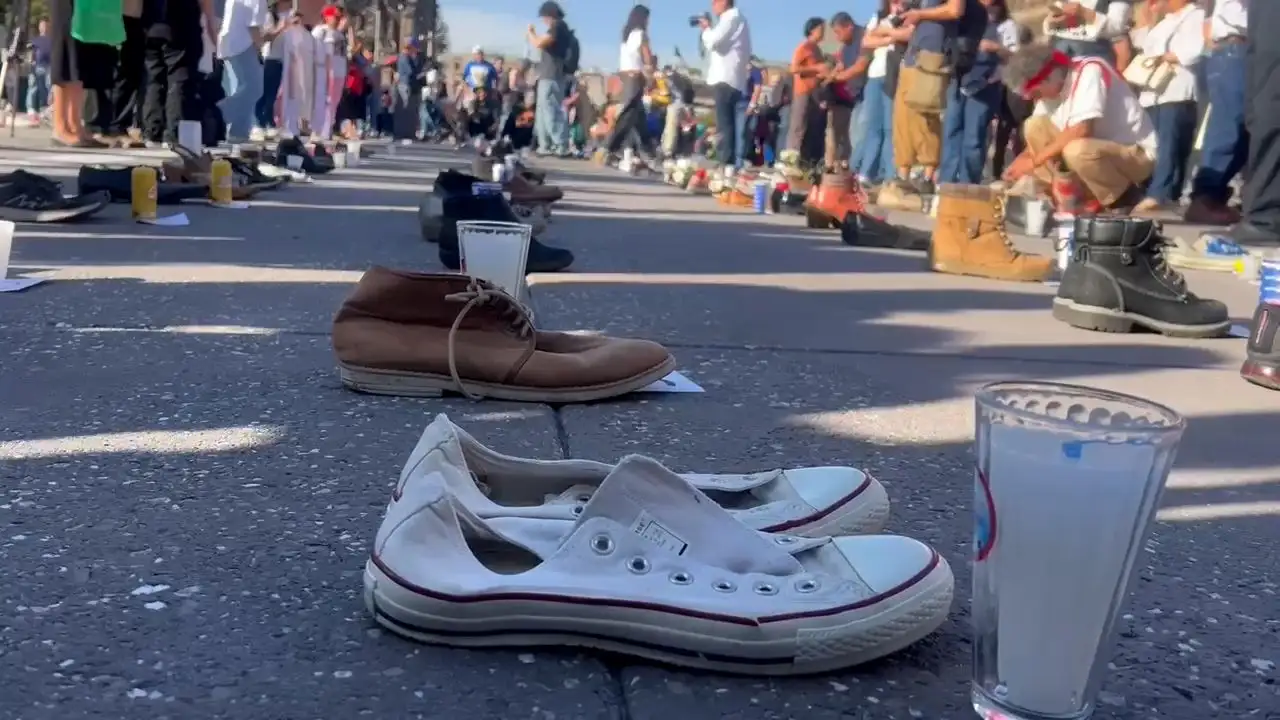 Rinden luto nacional por las víctimas de Teuchitlán en el Zócalo de ...